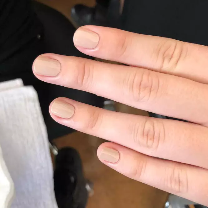 Manicura para a noiva: 16 ideas elegantes que farán rexeitar o banal francés 10401_12