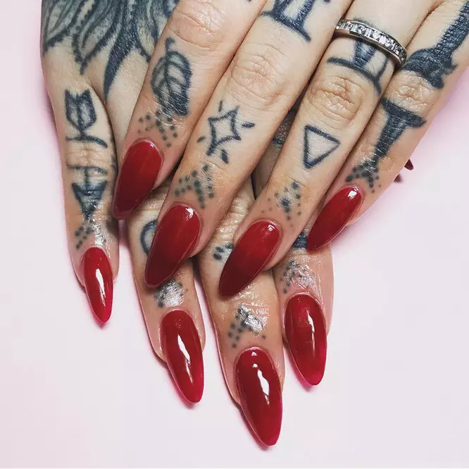 Manicura para a noiva: 16 ideas elegantes que farán rexeitar o banal francés 10401_13