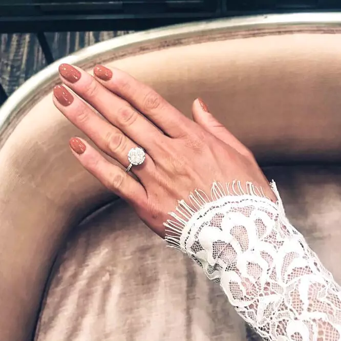 Manicura para a noiva: 16 ideas elegantes que farán rexeitar o banal francés 10401_14