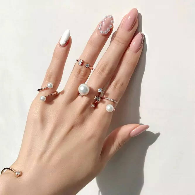 Manicura para a noiva: 16 ideas elegantes que farán rexeitar o banal francés 10401_16