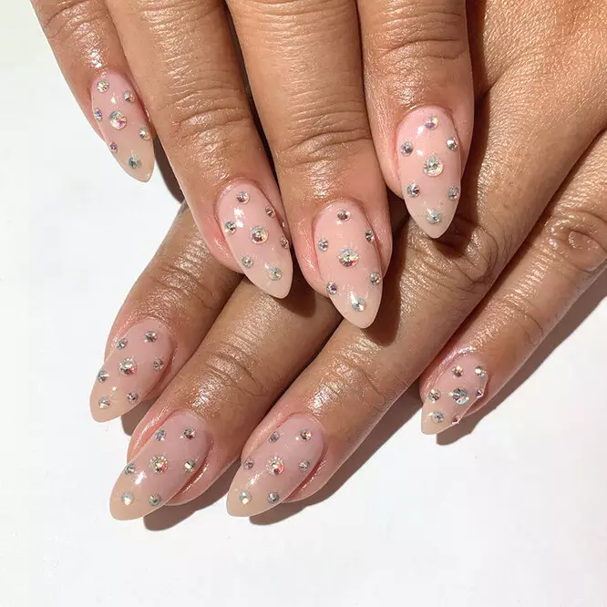 Manicura para a noiva: 16 ideas elegantes que farán rexeitar o banal francés 10401_4