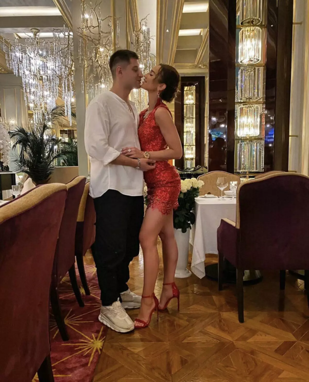 Olga Buzova e Dava, con un ambito, celebrato l'anniversario della relazione, consegnando a vicenda i regali del valore di diversi milioni 10559_1