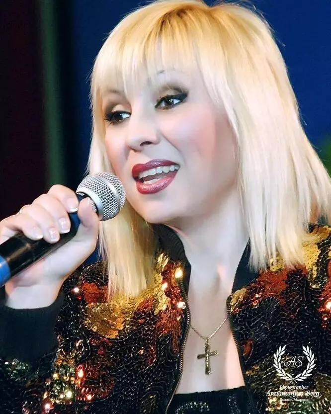 وقالت ابنة مات المغني المغني فالنتينا، في حالة اكتشفت فعلا نجم الثمانينات قبل المستشفى 10782_3