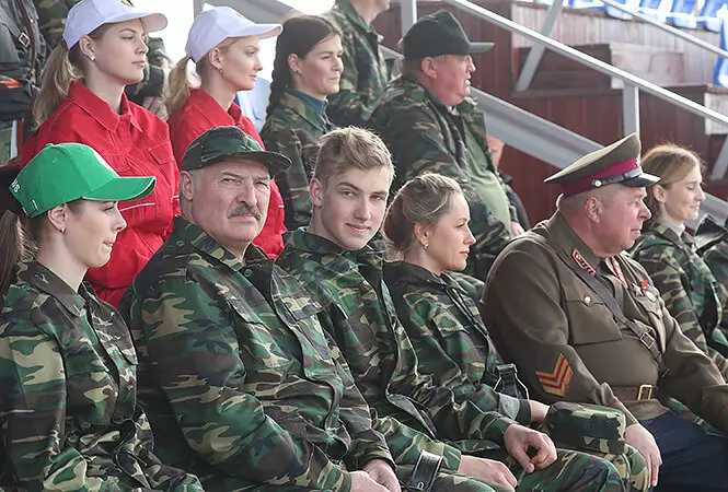 Ọmọkunrin ti o dara ti Alexander Lukashenko di akọni ti awọn nẹtiwọọki awujọ ọpẹ si akọọlẹ iro lori Twitter 10993_2