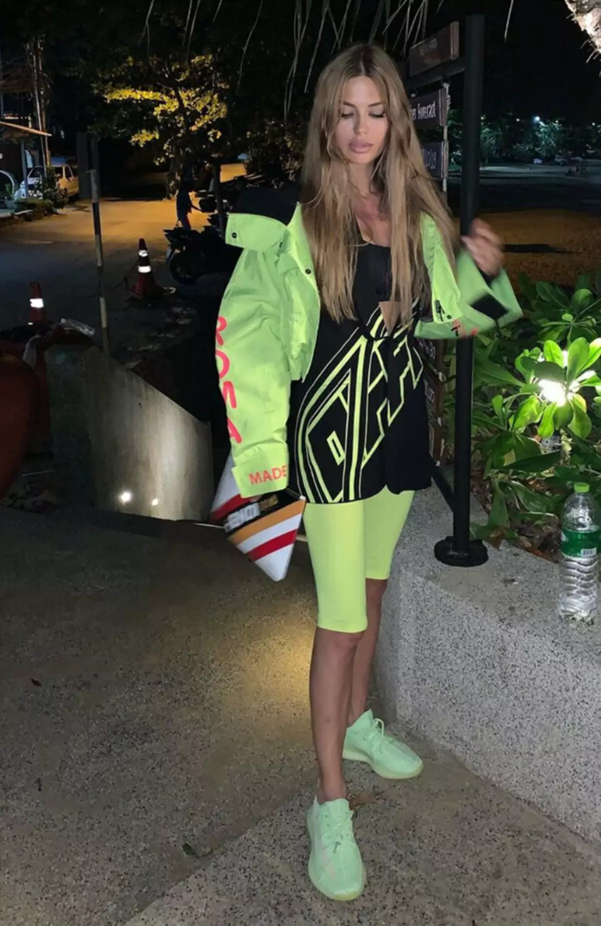 Victoria Bonya mostrou como usar "neon" elegante