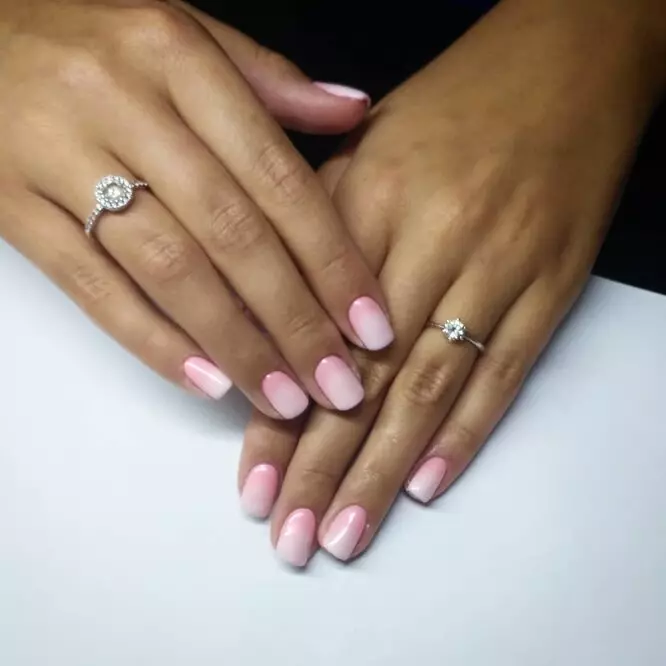 Tunafanya manicure ambayo mpenzi atafurahi: 19 tofauti juu ya somo la ombre 11844_7