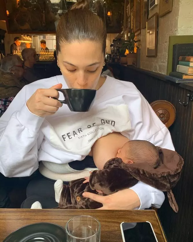 Star with baby: Samoilova and other celebrities, breastfeeding in public 12174_5
