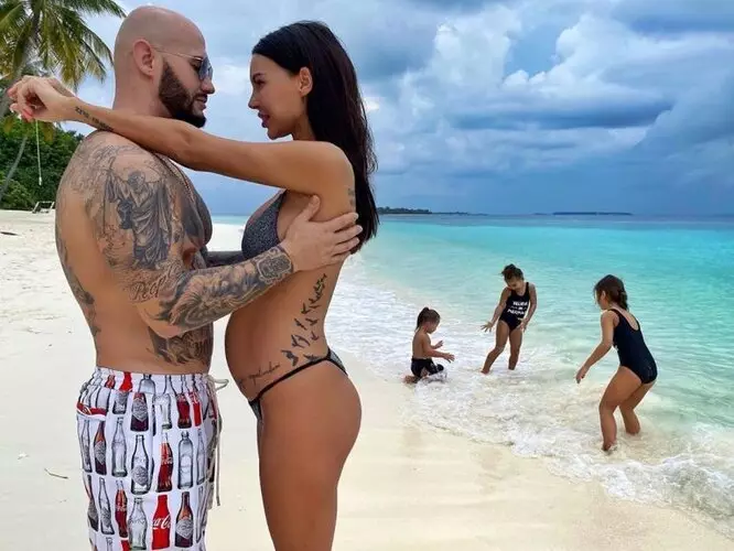 Gravidă Oksana Samoilova în bikini a pus cu soțul ei pe ocean
