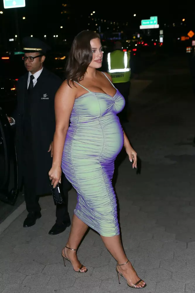 Embarazada Ashley Graham en el vestido de camaleón ajustado Publicado en Nueva York 1247_2