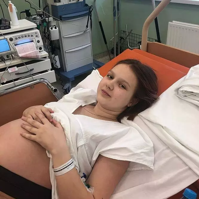 Daria Sudazhnikova, som fødte i 14 år, viste ansiktet til babyer 12568_2