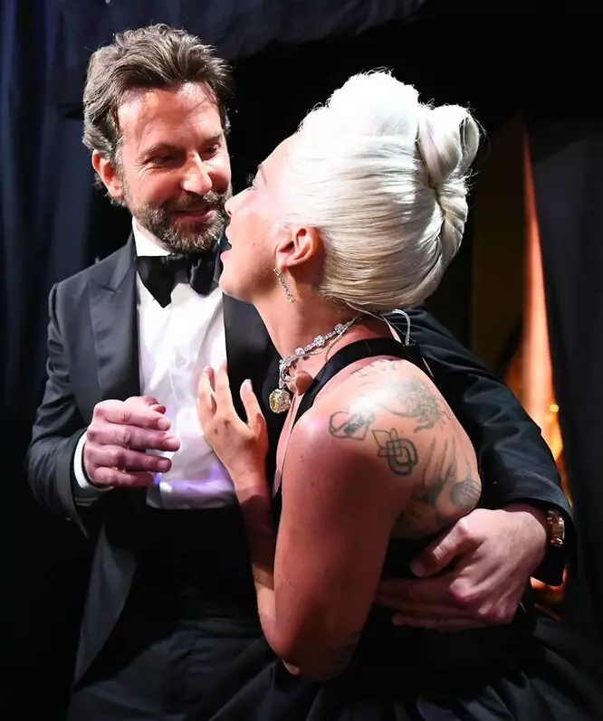"Kita kabeh ngrancang": Lady Gaga babagan novel karo Bradley Cooper