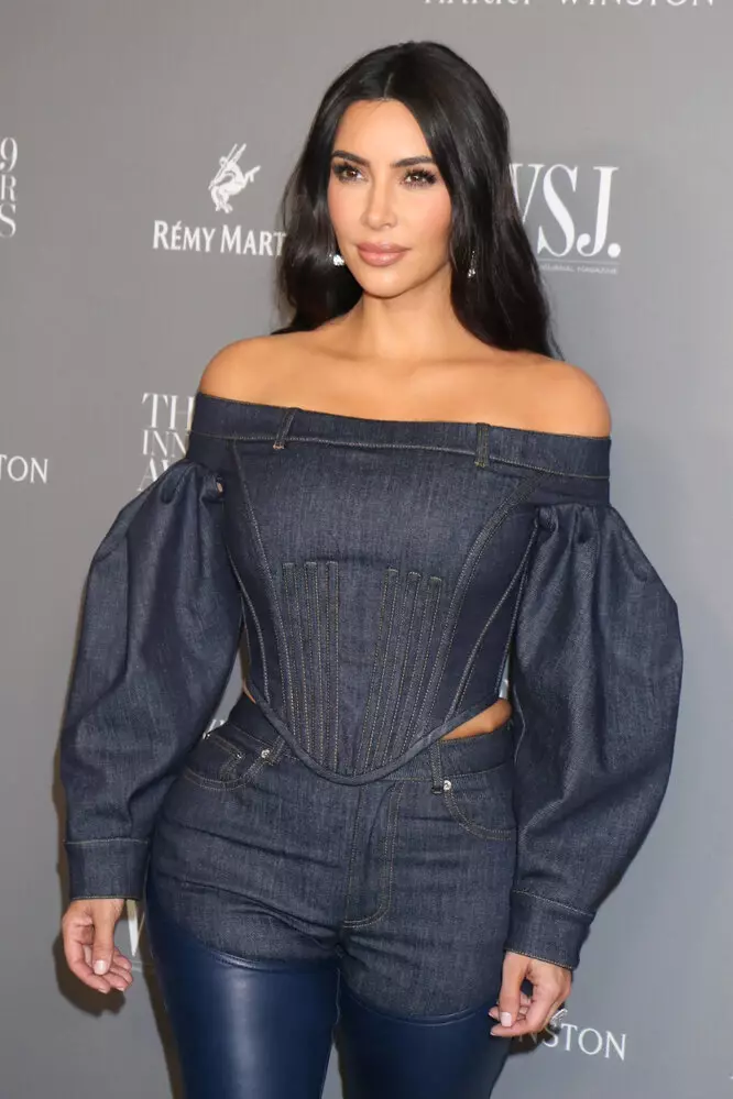Kim Kardashian证明：坦率地 - 不一定与领口