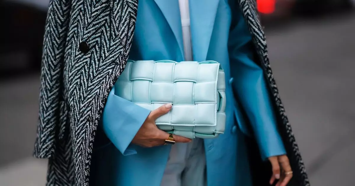 Yorğan çantası: qabaqcıl modaistlər üçün yastıq və ya mashevin parodiyası