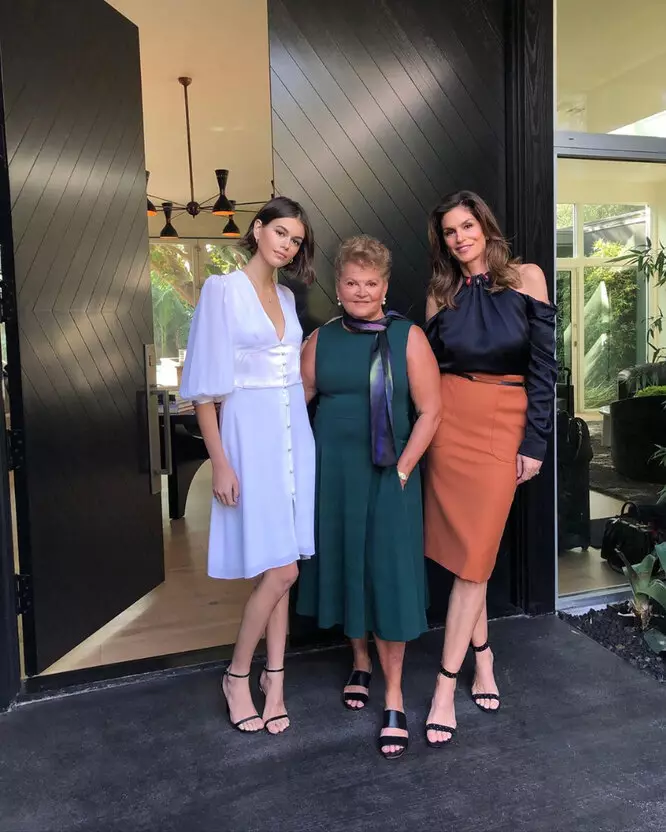 Three generations of grace: Cindy Crawford with mom and daughter in elegant images 1304_2