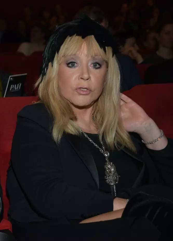 فستان سترات وأحذية رياضية من الثلج الأبيض في النغمة: Alla Pugacheva يرتدي حفلة موسيقية منزلية، كأداء رسمي 13377_2