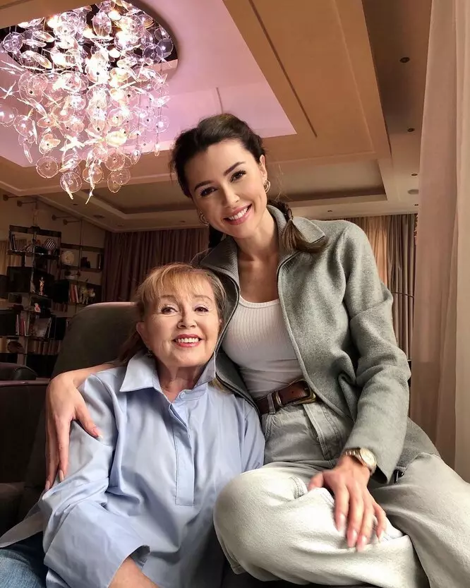 The daughter of Anastasia Zavorotnyuk posted a photo with a grandmother, which is incredibly similar 13567_2