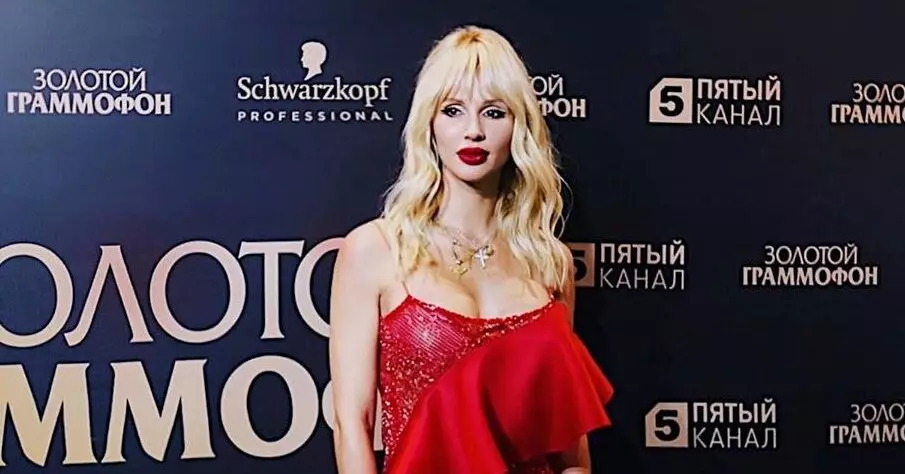 Svetlana Loboda encontrou um único vestido capaz de estragar sua forma