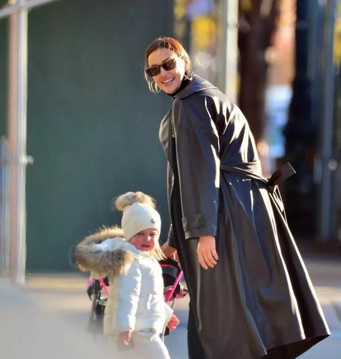 Hombe shangu uye raincoat kubva ku "Matrix": Irina Shayk pane kufamba nemwanasikana wake