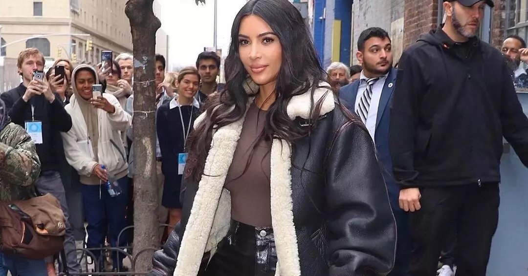 Kim Kardashian geane gjin broek. En no 5 redenen wêrom