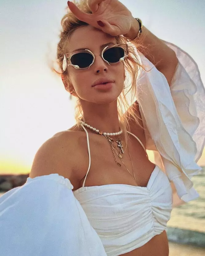 Svetlana loboda, göğüslerini 