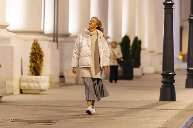 Moade nei 55 jier: Hoe jurken de meast stylfolle fertsjintwurdigers fan 'e âldere generaasje 1493_1