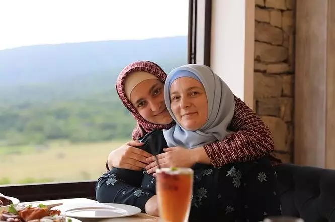 Frame Gentle Ramzan Kadyrov With Mom Bikarhênerên Internetnternetê winda kir 15002_1