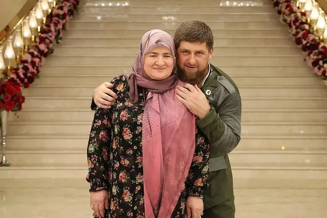 Frame Gentle Ramzan Kadyrov With Mom Bikarhênerên Internetnternetê winda kir 15002_2