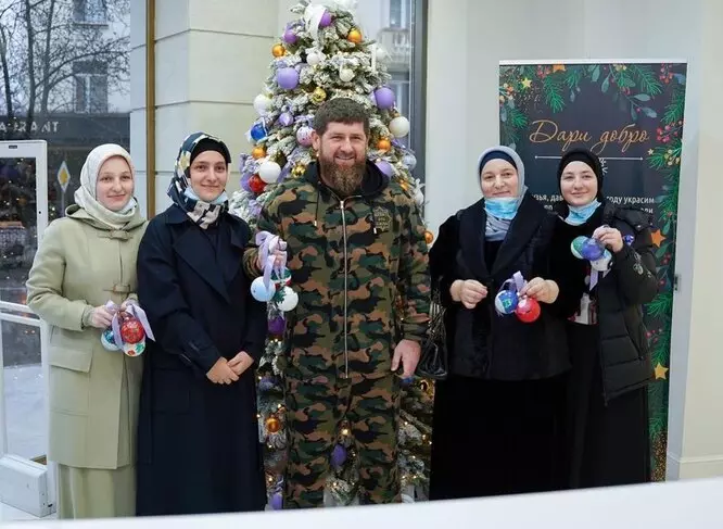Ipinakita ni Senior Daughter Ramzana Kadyrov ang kanyang beauties sisters. 15645_2