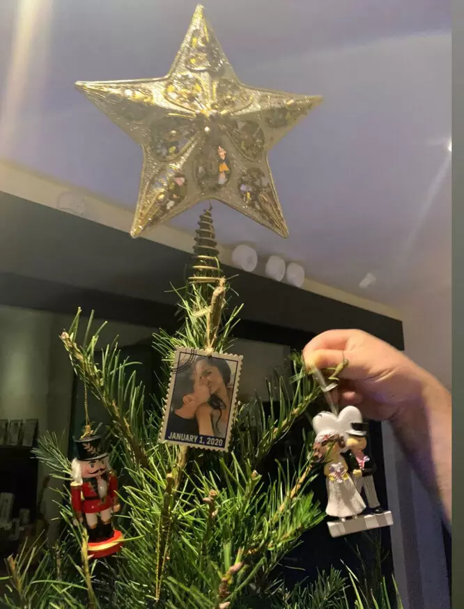Mai bine decât bilele: Alexander Tsekalo și tânărul său soție au decorat pomul de Crăciun cu imaginea sa senzuală 15968_1