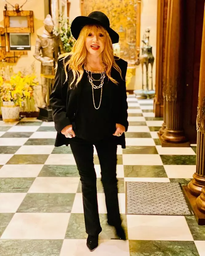 71-year-old Alla Pugacheva refused makeup in the early days of the new year - and looks like a phenomenally fresh on Selfie 17239_1