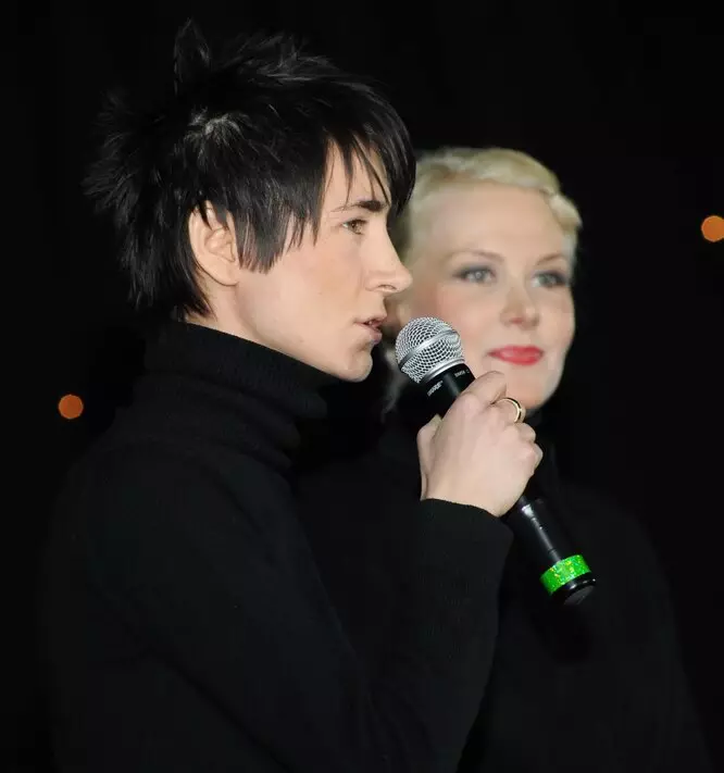 Zemfira нь Рената Литвинова бүхий тусгай зургийг үзүүлэв 17613_3