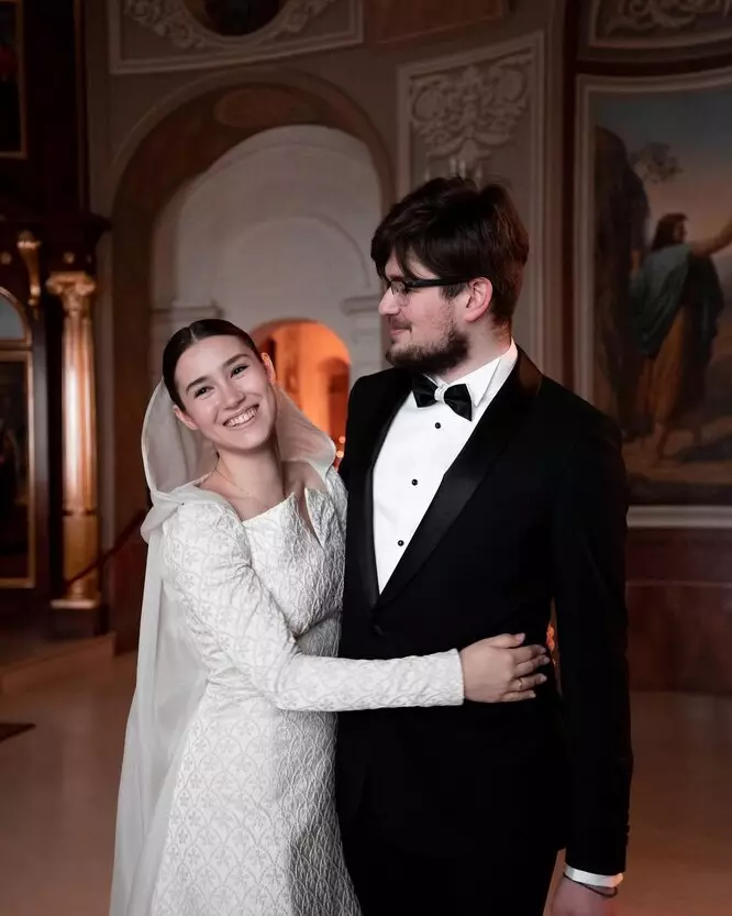 A filha de 18 anos de idade Boris Nemtsova se casou com o marido: foto 20731_3