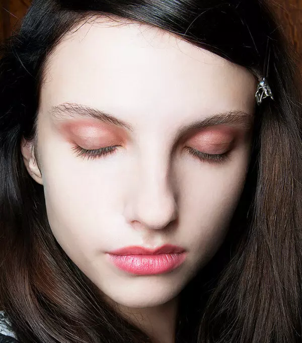 Faire pour débutants: 10 idées de maquillage oculaire simples mais élégantes 20895_1