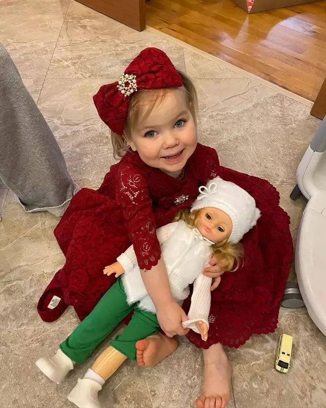 3 yaşındaki kızı Lera Kudryavtseva bir top elbiseli, popüler bir masalın kahramanı hatırlattı 21109_1