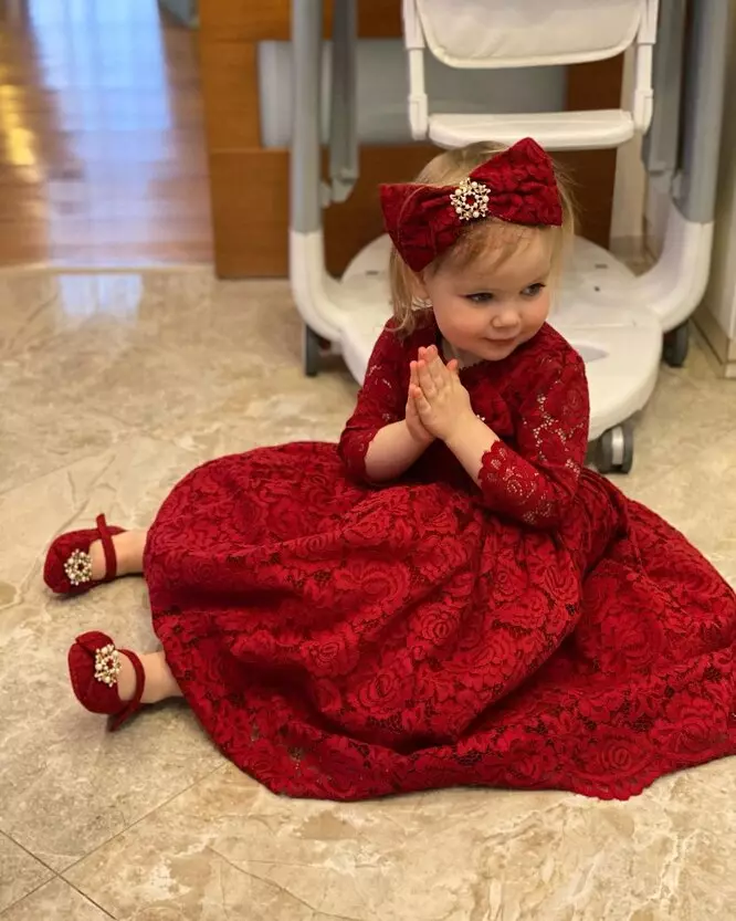 La hija de 3 años LERA Kudryavtseva en un vestido de bolas recordó la heroína de un popular cuento de hadas 21109_2