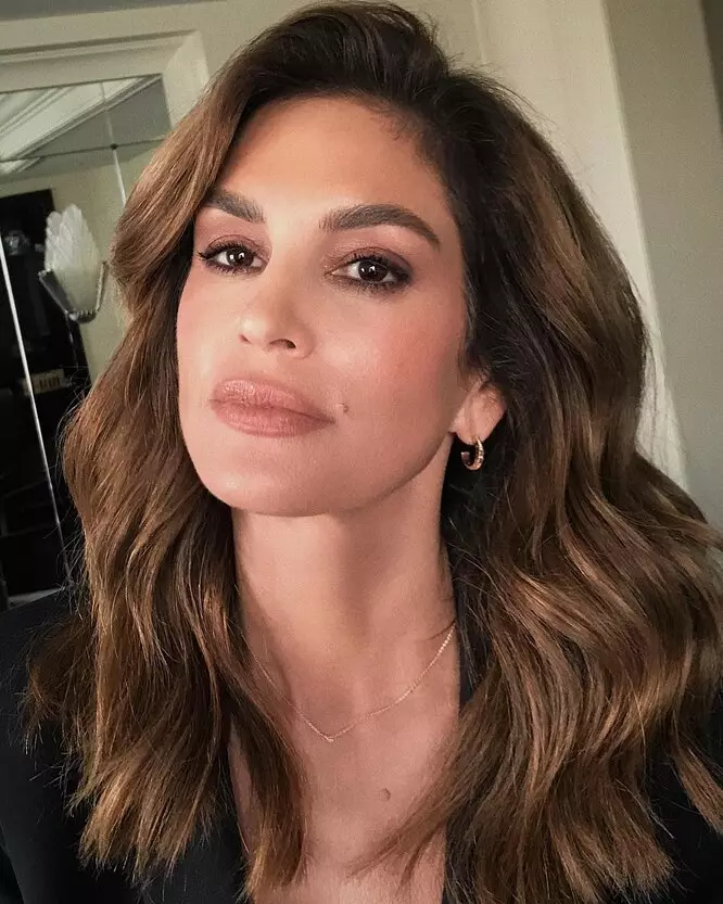 Wat sjocht jonger út mei make-up? Toant de make-up artyst Cindy Crawford 2113_3