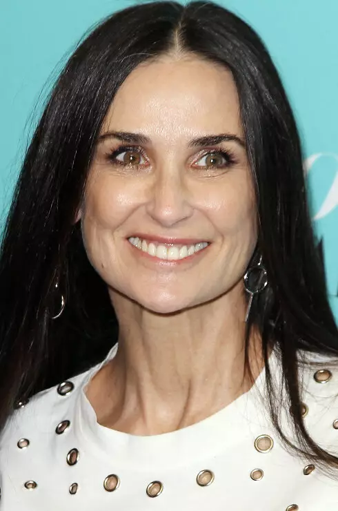 ពី Demi Moore ទៅ Dana Borisova: ផ្កាយ 10 ដែលផ្ទៃមុខត្រូវបានលង់ទឹកនៅបូពេះ 2114_6