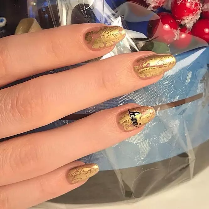 Litros de oro y kilogramos Rhinestones: El diseño más insípido de la manicura de los salones de las estrellas 2155_10