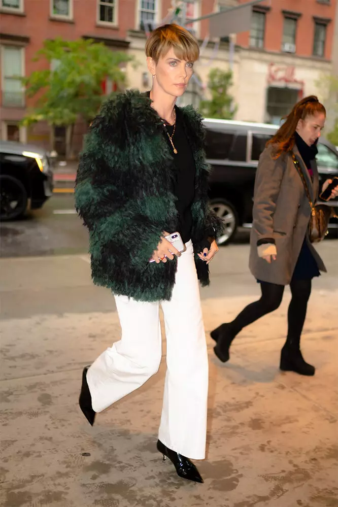 Comment porter des pantalons blancs en hiver: 5 conseils universels de Hollywood Stars 2191_4