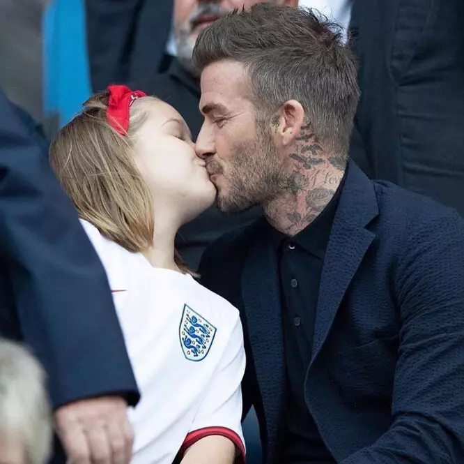 Fãs de terror: Dmitry Tarasov repetiu o beijo escandaloso de David Beckham com a filha