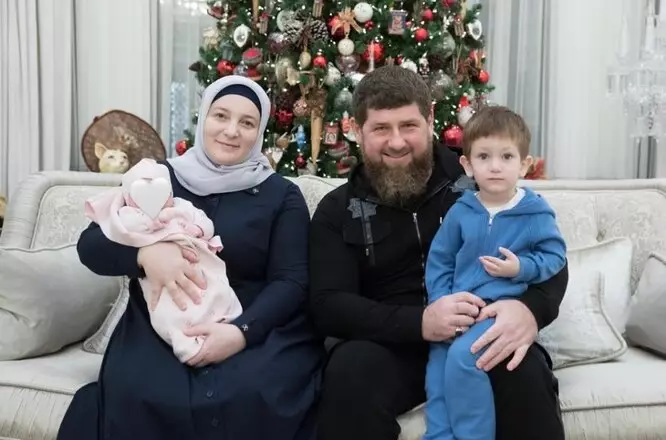 Rhannodd gwraig Ramzan Kadyrov yn ddarlun unigryw gyda'i gŵr a'i feibion 23352_1