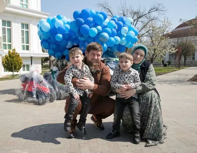 Mosali oa Ramzan Kadyrov o ile a ba le setšoantšo se ikhethang le monna oa hae le bara ba hae 23352_2