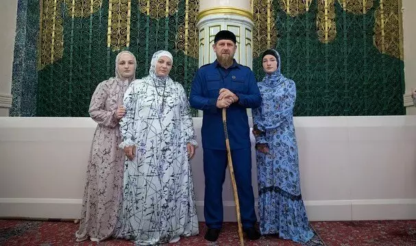 Rhannodd gwraig Ramzan Kadyrov yn ddarlun unigryw gyda'i gŵr a'i feibion 23352_3