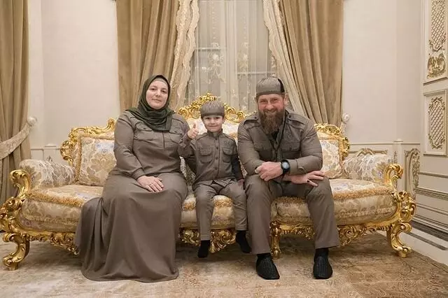 A esposa de Ramzan Kadyrov compartilhou uma foto única com o marido e filhos 23352_4