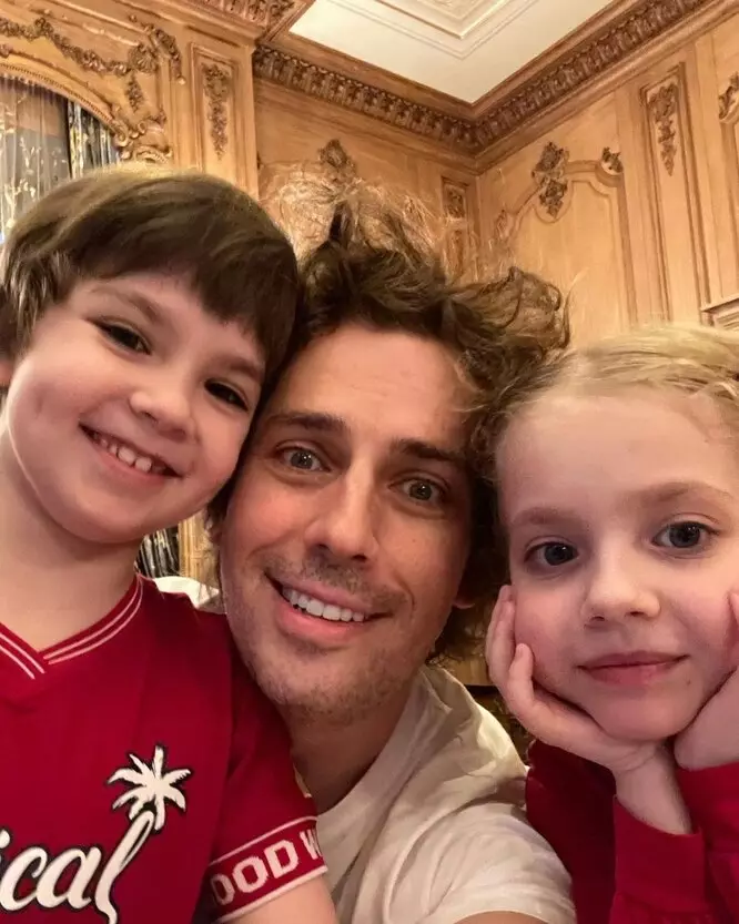 Cheeksên Apple û Cûreyên Cute: Maxim Galkin nîşan da ku ew çawa bi keça Alla Pugacheva re di Infancy de xuya dikir 24289_1