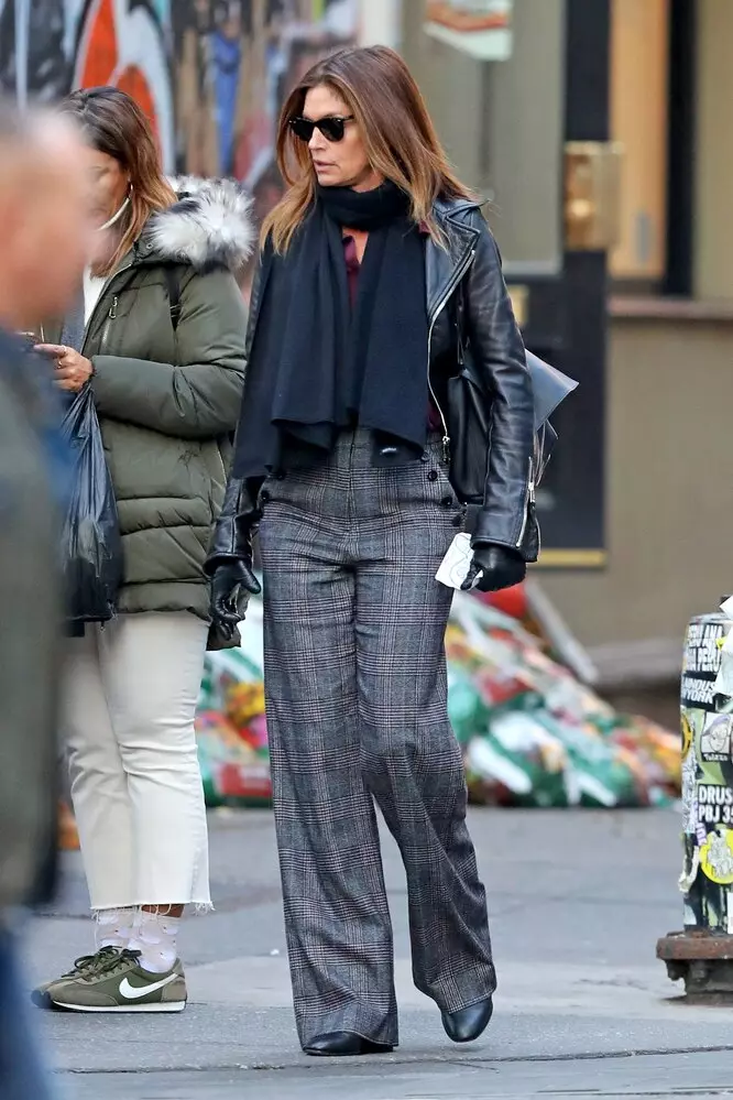 Pants mwyaf ffasiynol y merched: Pa fodelau sy'n dewis Cindy Crawford, Kate Middleton a Ffasiwn Seren arall 2622_1