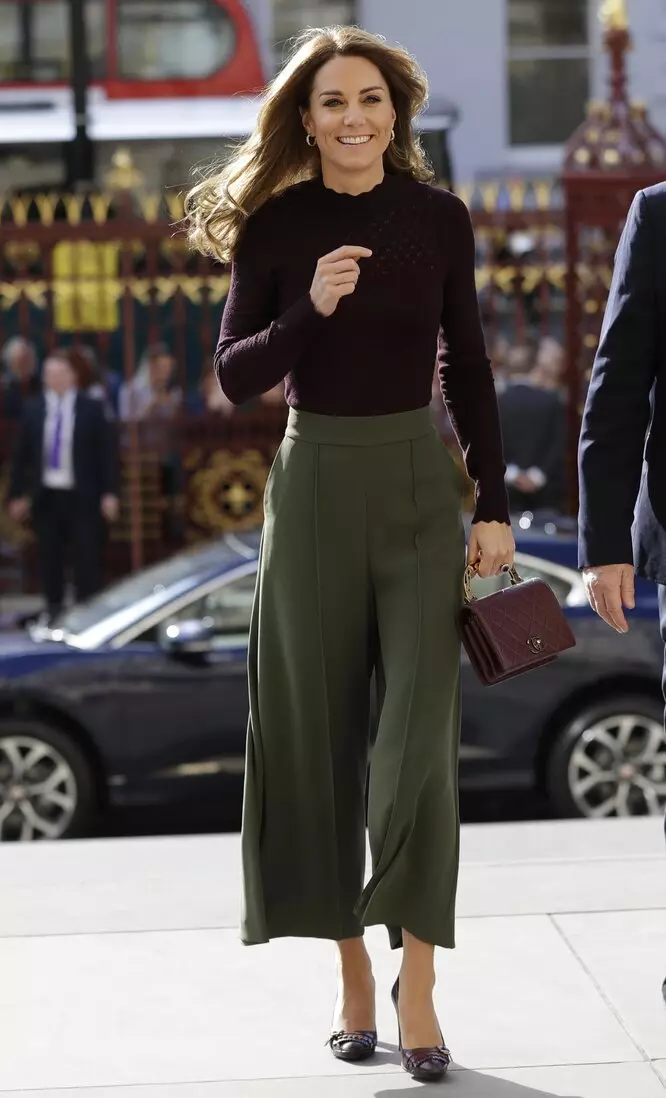 Pants mwyaf ffasiynol y merched: Pa fodelau sy'n dewis Cindy Crawford, Kate Middleton a Ffasiwn Seren arall 2622_3