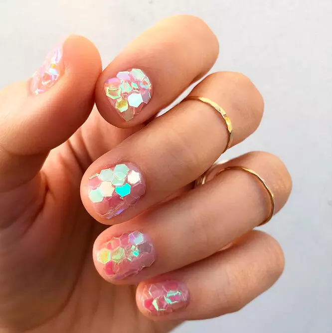 Confetti uz nagiem - jauna tendence Manicure-2020