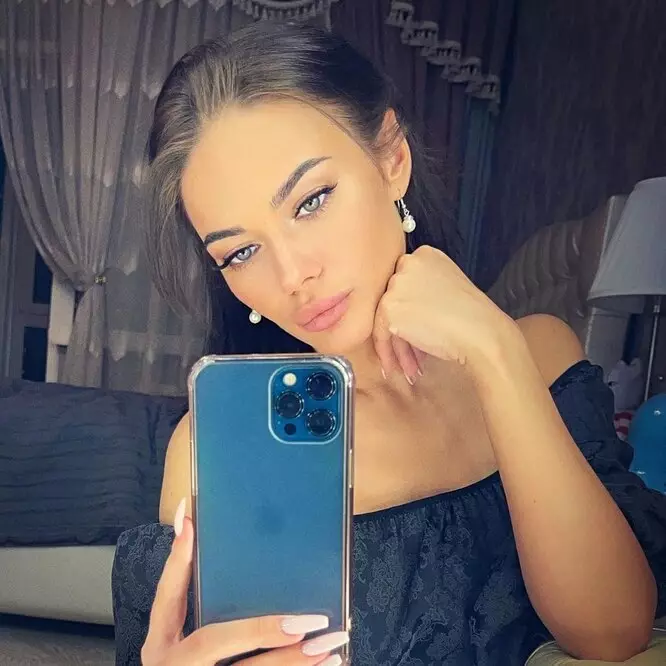 Looking at the feet of Yana Koshkina in mini, fans are asking her to end with a slimming