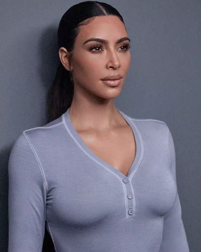 POPS wie Kim, Lippen wie Kylie: Chirurgen nannte Operationen, die dazu beitragen, Ähnlichkeit mit Kardashian-Schwestern zu erreichen 2653_1